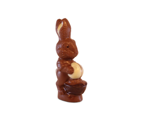 Hase mit Ei im Korb aus Vollmilchschokolade, 38% Kakao - Confiserie Dengel